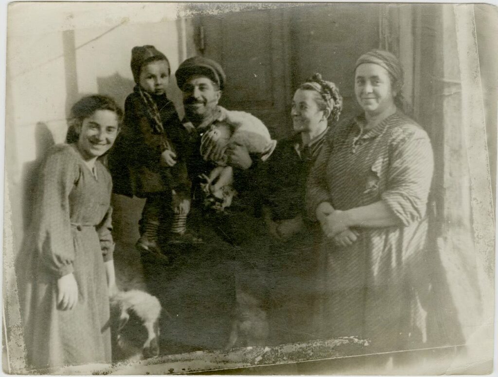 Jews in traditional dress - 8 early family photographs - DYNASTY AUCTIONS