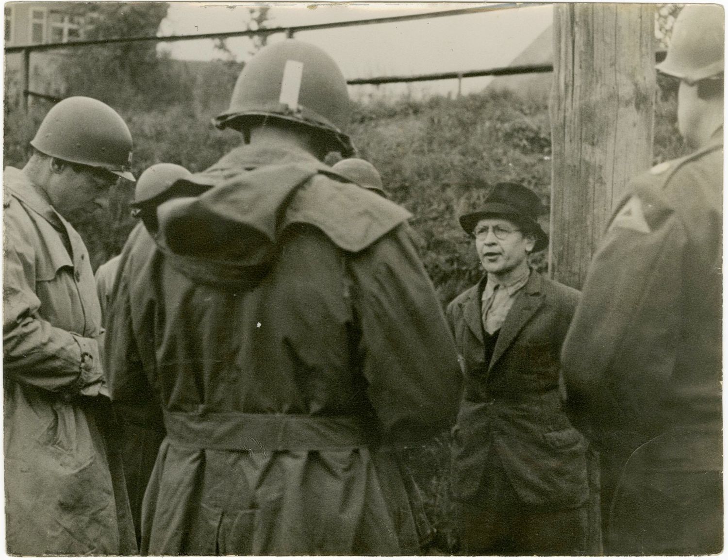 Rare photographs documenting the execution of Nazi spy Richard Jarczyk ...